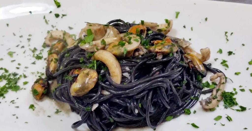 Spaghetti al nero di seppia con cozze e calamari, il segreto per farli ...