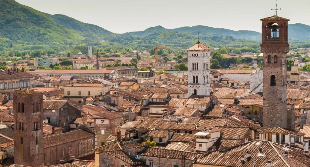 Una città sospesa nel tempo, il fascino segreto di Lucca tra mura, arte ...